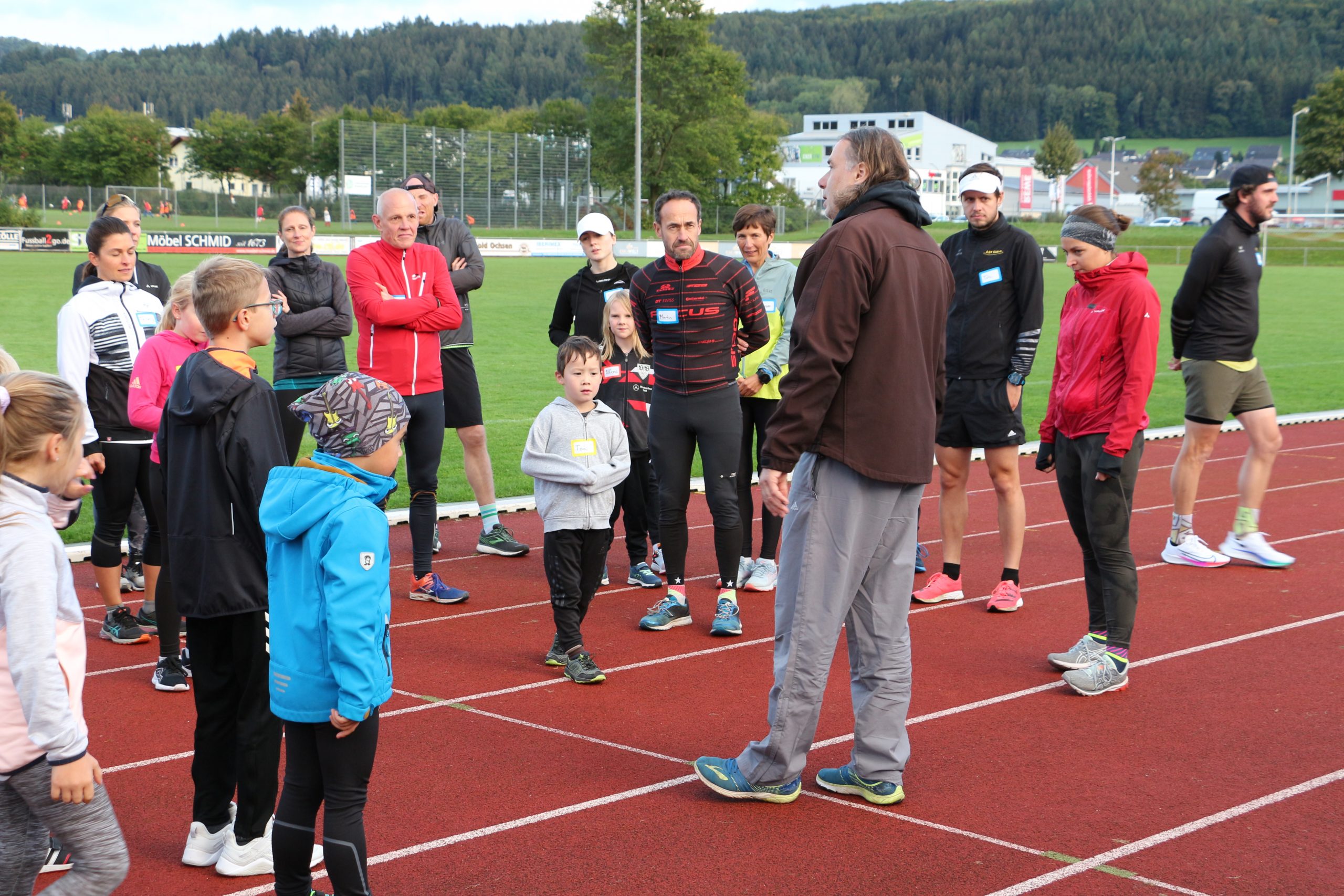 Trainingsauftakt mit Jochen Frech im Lautertalstadion in Donzdorf - AST ...